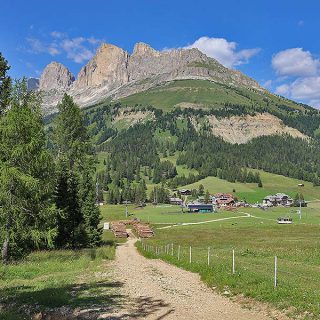 Wandern am Karerpass: Latemarwiesen und Eggentaler Bergkino